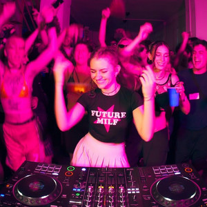 Heavy Hardgroove Techno & Trance Set by ALBA FRANCH - playlist by LUCA ...