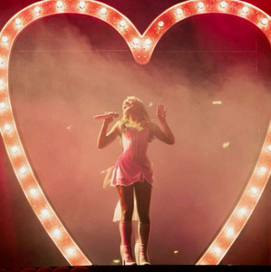 Short n’ Sweet Tour - playlist by Mia | Spotify